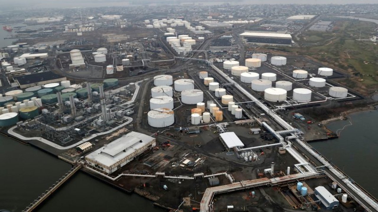 OPEC+ agrees on gradually easing oil output cuts from May